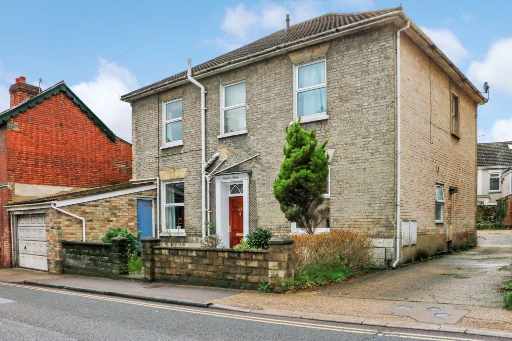 Devizes Road, Salisbury SP2 7LQ 3 bed ground floor flat - £230,000