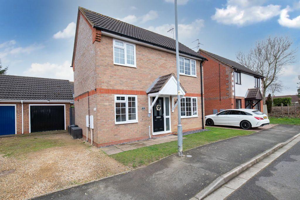 Galway Close, Spalding PE11 3FL 3 bed detached house - £220,000