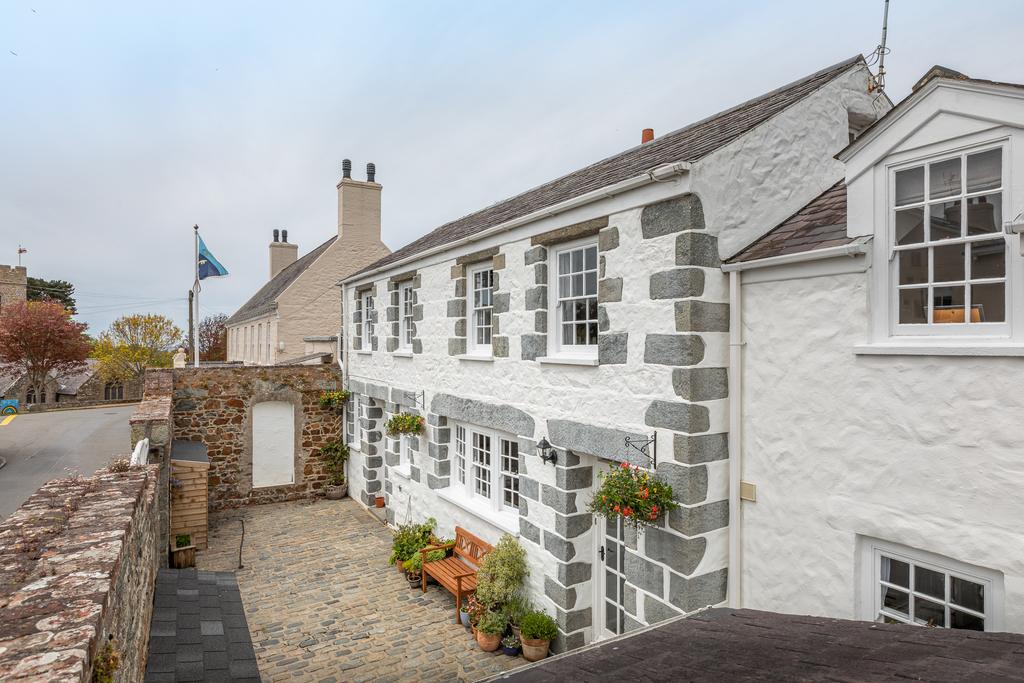 Rue Des Brehauts, St. Pierre du Bois, Guernsey 4 bed cottage - £850,000