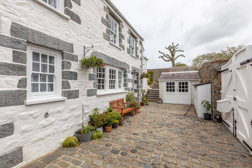 Rue Des Brehauts, St. Pierre du Bois, Guernsey 4 bed cottage - £850,000