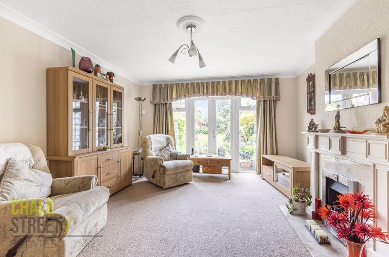 Front Lane, Upminster, RM14 2 bed bungalow - £450,000