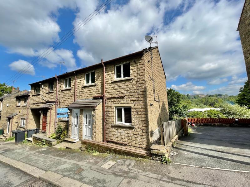 16 Factory Lane, Milnsbridge... 2 bed flat - £525 pcm (£121 pw)