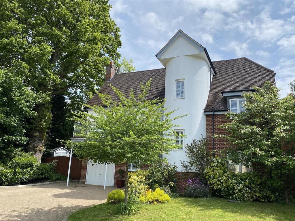 Newmans Gate, Hutton Burses, Brentwood 5 bed detached house - £1,150,000