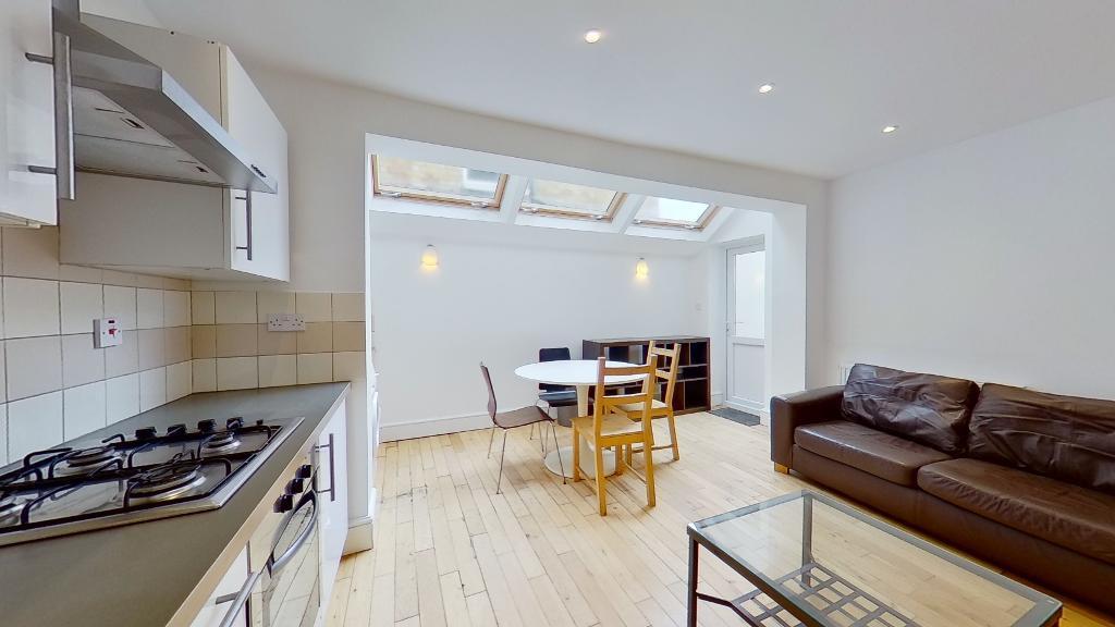 Merton Road, Southfields, SW18 5AB 3 bed flat - £1,900 pcm (£438 pw)