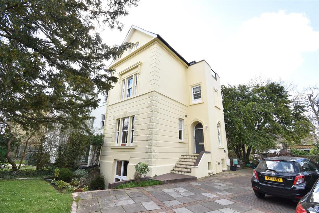 Berrylands Road, Surbiton 1 bed flat - £1,195 pcm (£276 pw)