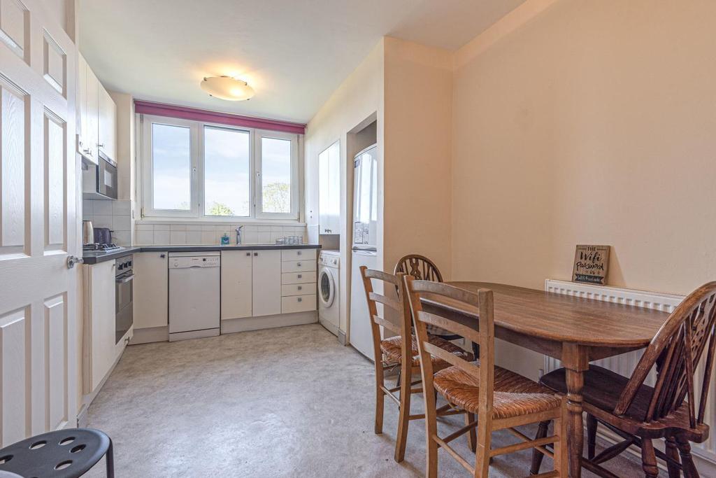 Clem Attlee Court, Fulham 2 bed flat - £425,000