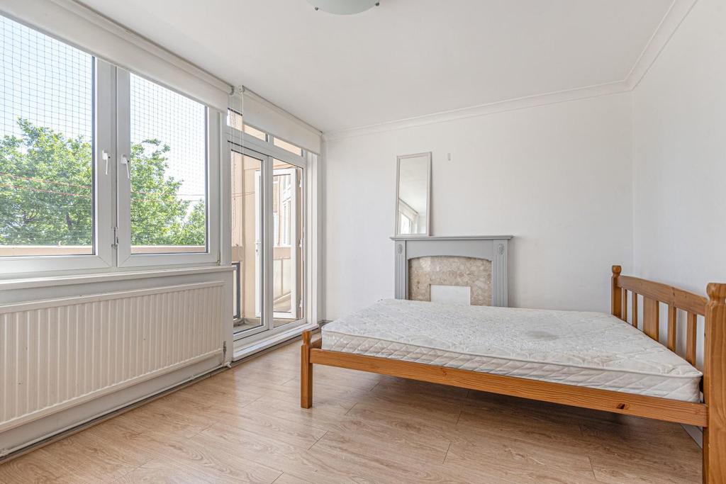 Clem Attlee Court, Fulham 2 bed flat - £425,000