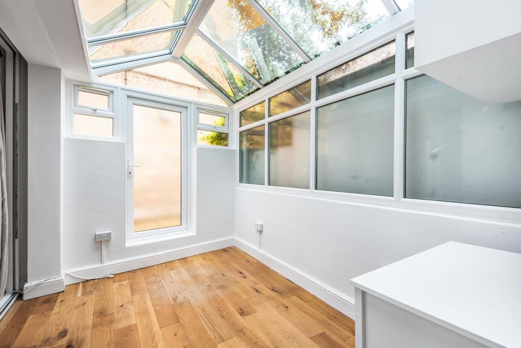 Bishops Road, Fulham 2 bed flat - £850,000
