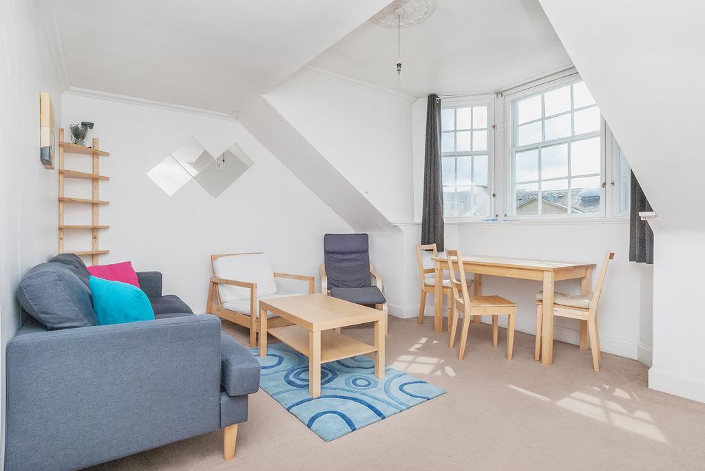 South Bridge Edinburgh EH1 1LL United... 2 bed flat - £1,100 pcm (£254 pw)