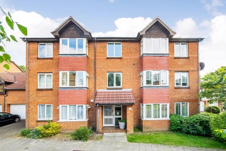 Sterling Gardens New Cross SE14 2 bed flat - £350,000
