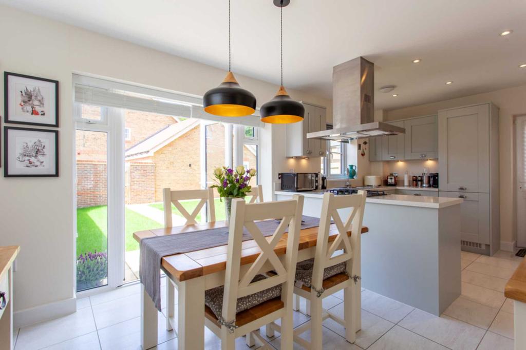 Bay Tree Rise, Sonning Common, South Oxon 3 bed detached house - £599,950