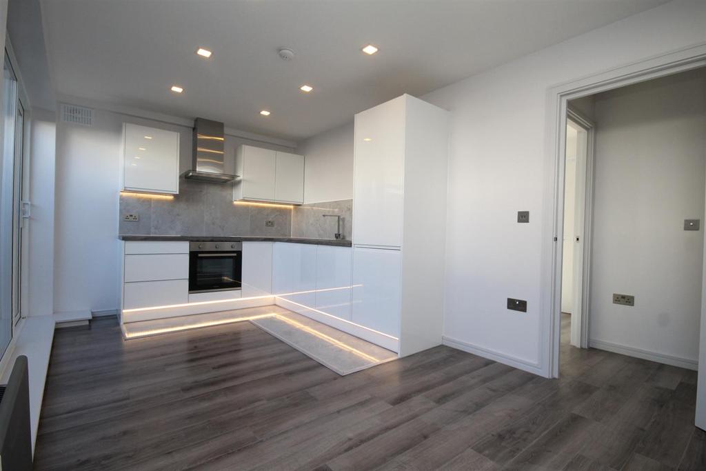 Lind Road, Sutton 1 bed flat - £275,000