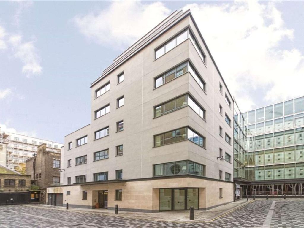 Babmaes Street, SW1Y 1 bed apartment - £3,683 pcm (£850 pw)