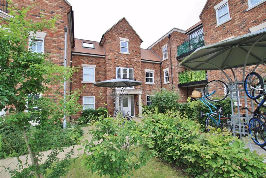 Albany Court, Leigh-On-Sea, Essex 2 bed flat - £1,095 pcm (£253 pw)
