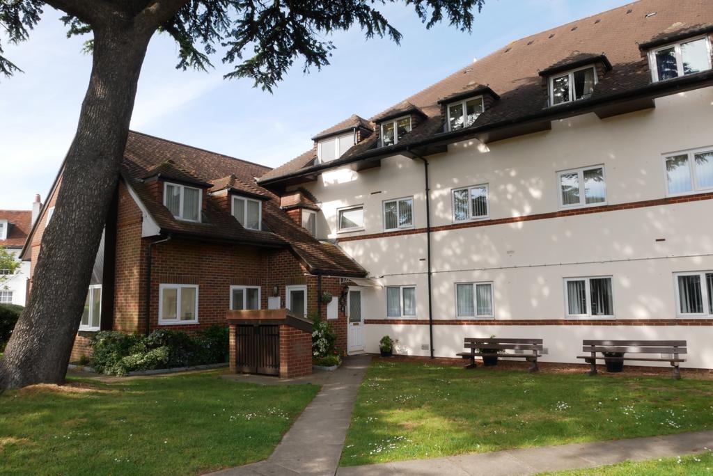 CEDAR COURT, FAREHAM 2 bed retirement property - £130,000