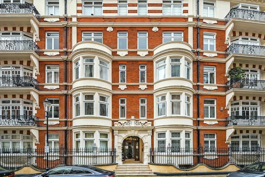 Basil Street Knightsbridge SW3 4 bed apartment - £3,878 pcm (£895 pw)