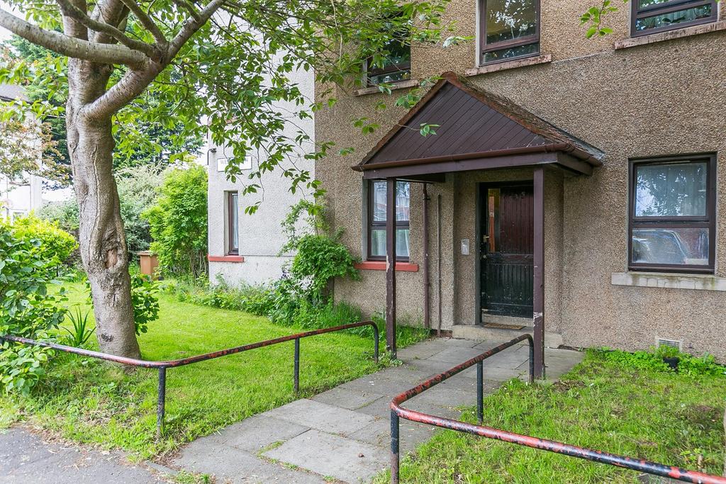 West Pilton Drive, Edinburgh, EH4 3 bed flat - £130,000