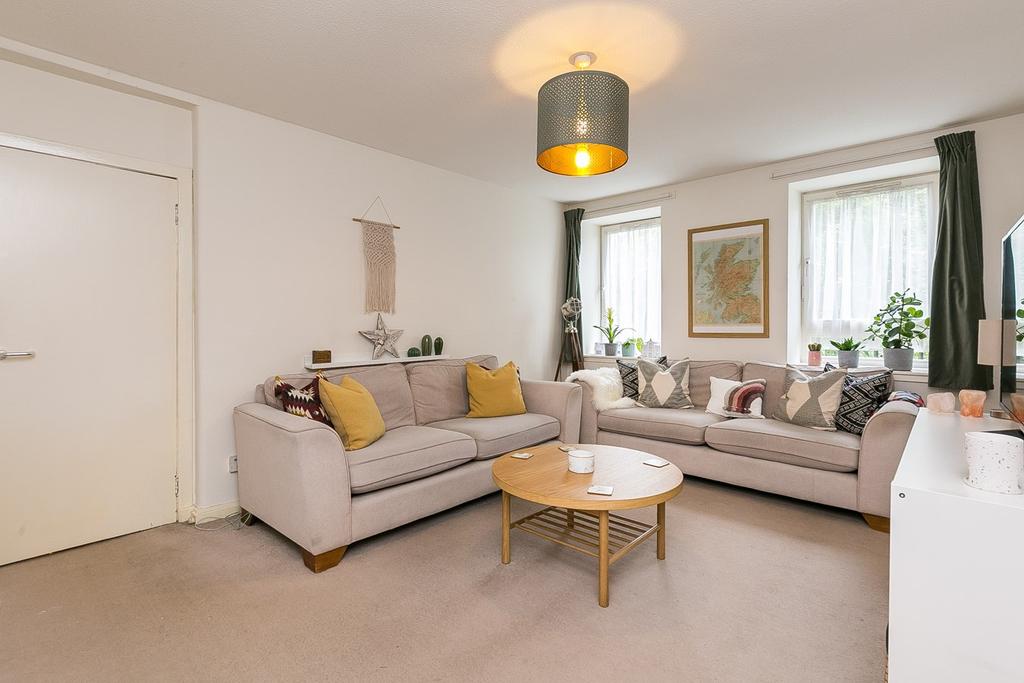 West Pilton Drive, Edinburgh, EH4 3 bed flat - £130,000