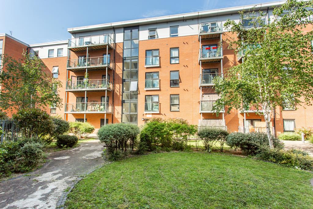 Brecon House, E3 2 bed flat - £1,700 pcm (£392 pw)