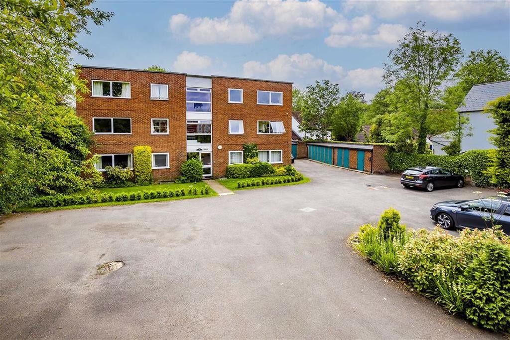 Leaside Court, Harpenden, Hertfordshire 1 bed flat - £900 pcm (£208 pw)