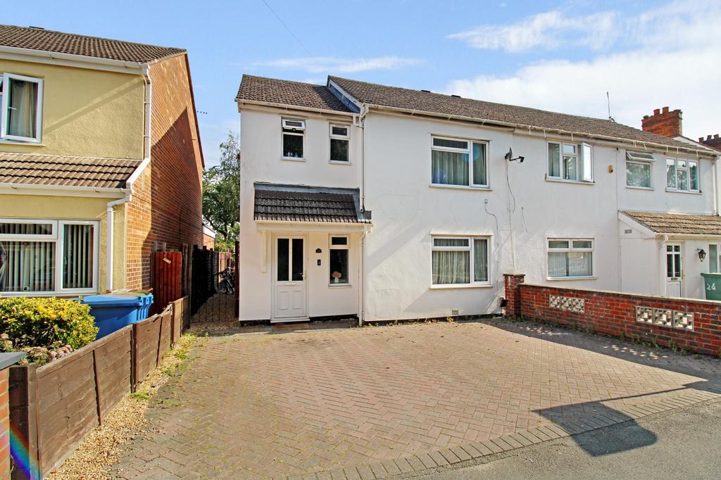 Fleet Road, Farnborough, GU14 4 bed semi-detached house - £440,000