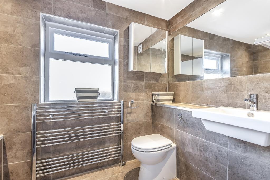 Oberstein Road London SW11 2 bed flat - £1,700 pcm (£392 pw)