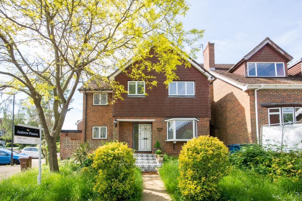 Wakehams Hill, Pinner HA5 4 bed detached house - £1,000,000