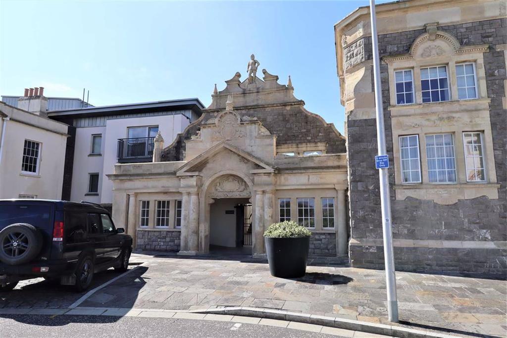 Pruen House, Knightstone Causeway, BS23 2 bed flat - £220,000