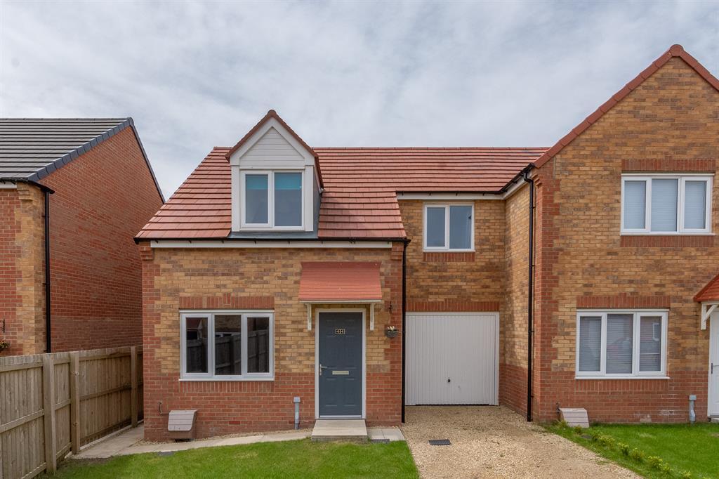 Dewhirst Close, Leadgate, Consett... 3 bed semi-detached house - £137,500
