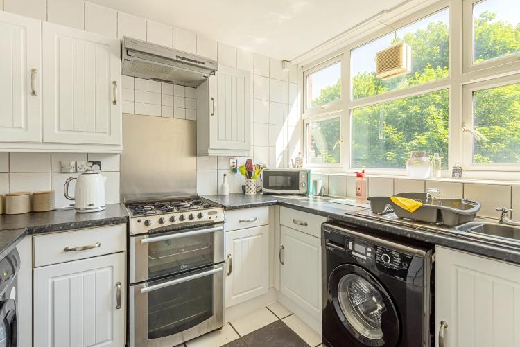 Falcon Grove Battersea SW11 3 bed flat - £2,100 pcm (£485 pw)
