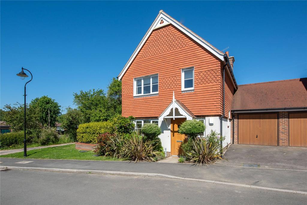 Breakspear Gardens, Beare Green... 3 bed detached house - £600,000