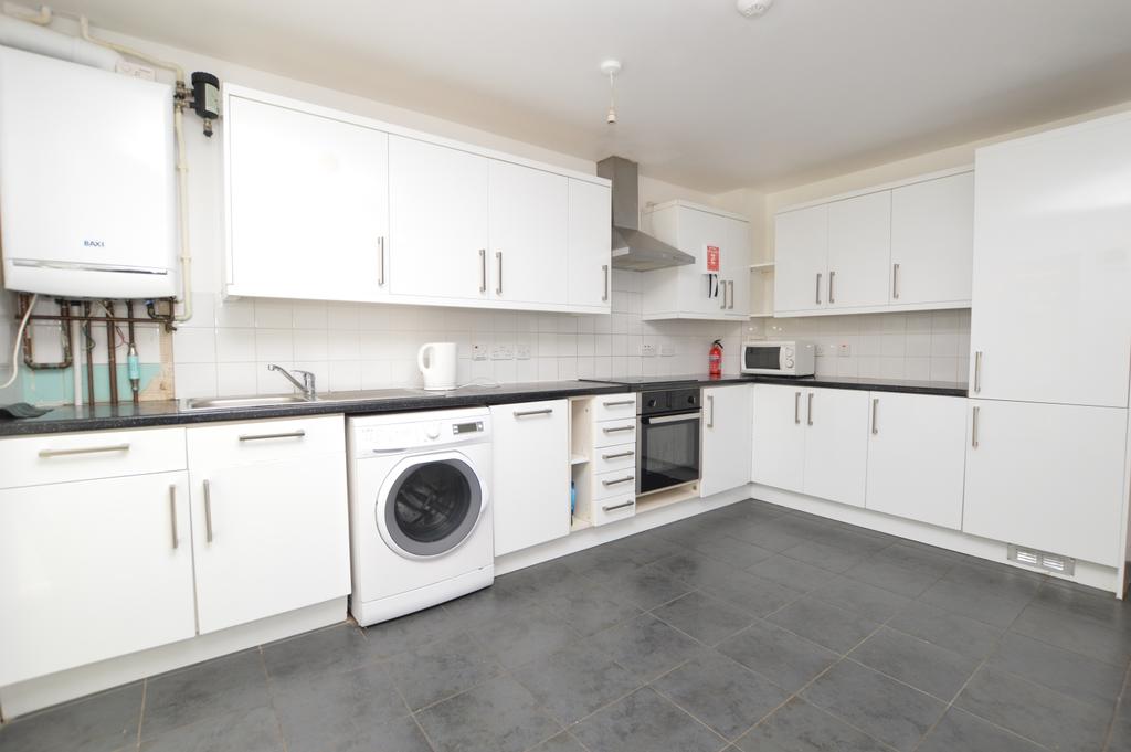 Commercial Way Peckham SE15 3 bed terraced house - £1,900 pcm (£438 pw)