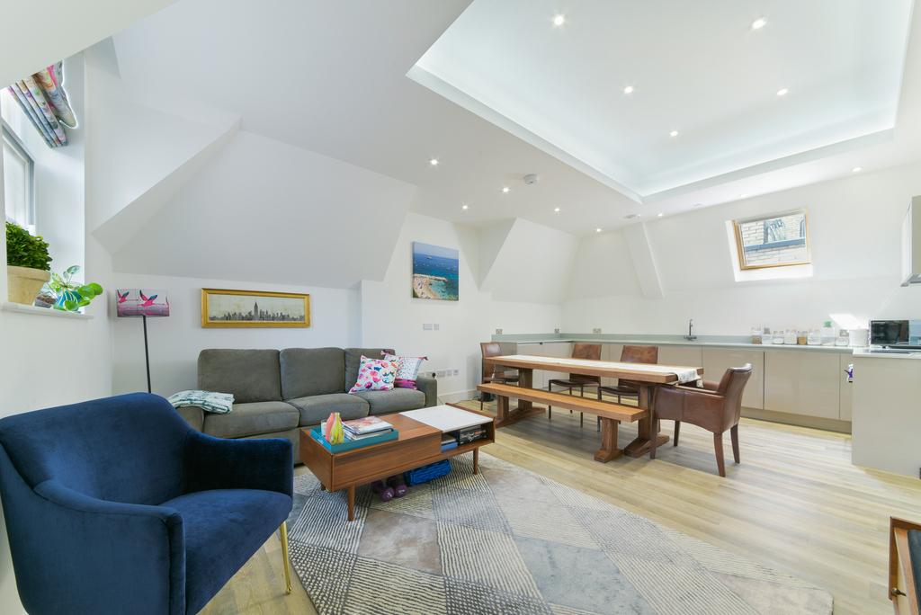 Butler Court, SW11 2 bed flat - £2,295 pcm (£530 pw)