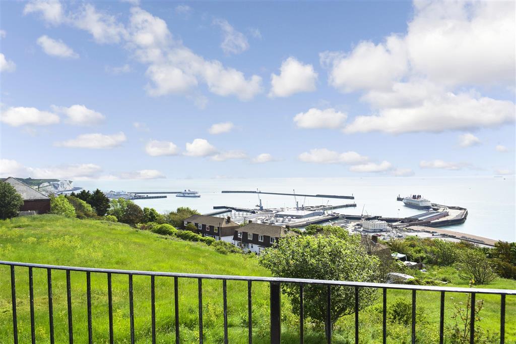 Citadel Road, Dover, Kent 2 bed apartment - £165,000