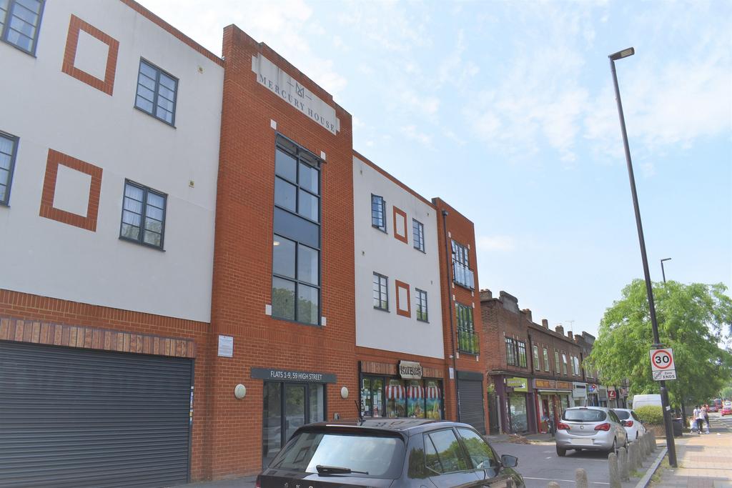 59 High Street, Feltham, Feltham, TW13 2 bed flat - £1,250 pcm (£288 pw)