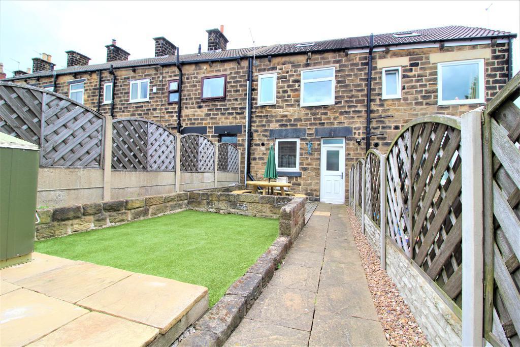 Greenside, Mapplewell, Barnsley... 2 bed terraced house - £125,000
