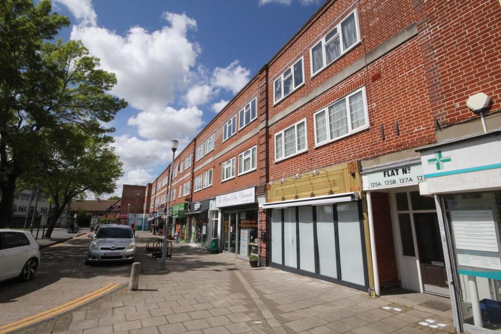Manor Drive North, New Malden 2 bed flat - £1,250 pcm (£288 pw)