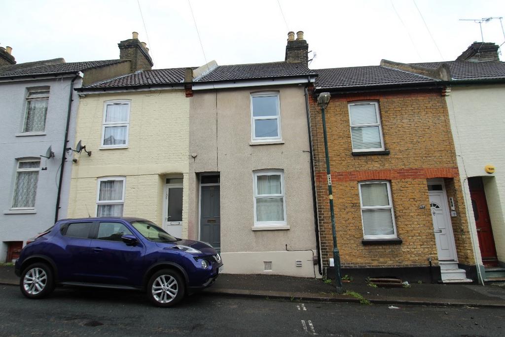 Charter Street, Chatham, Kent, ME4 2 bed terraced house - £1,200 pcm (£ ...