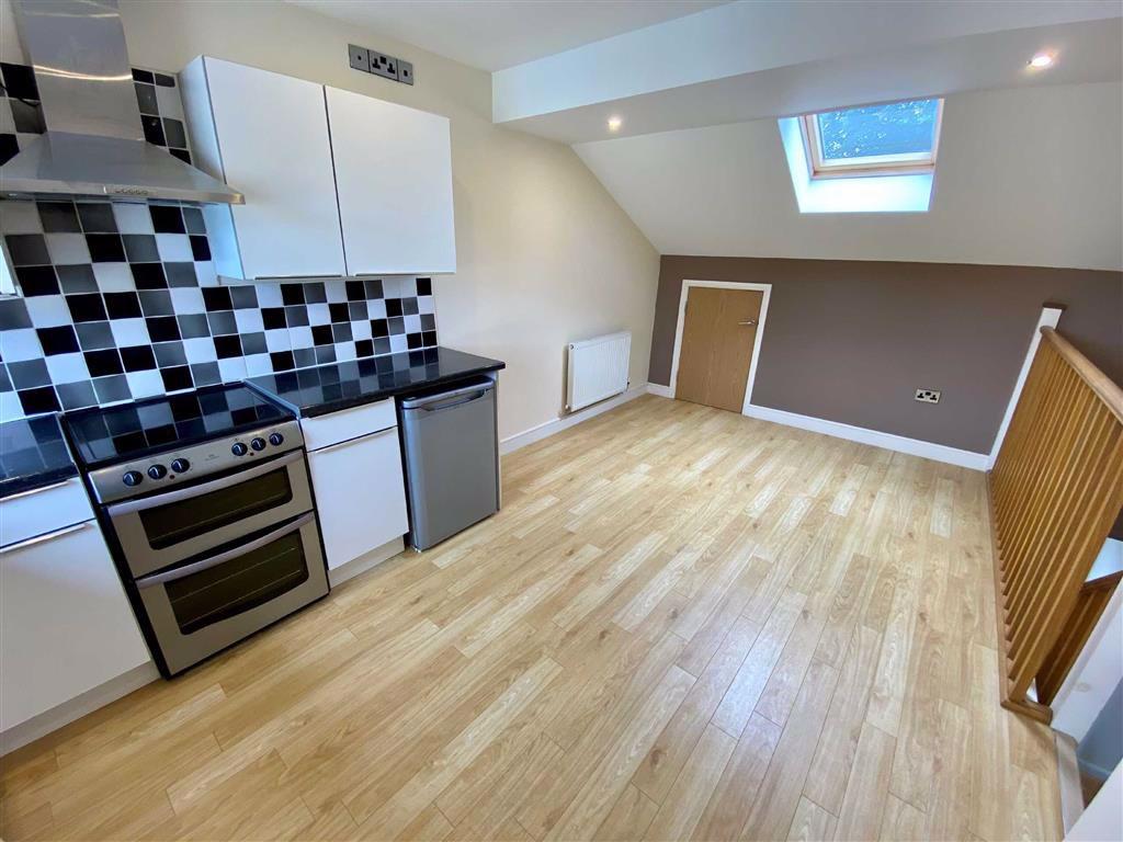 Oulton Road, Stone 2 bed townhouse - £675 pcm (£156 pw)