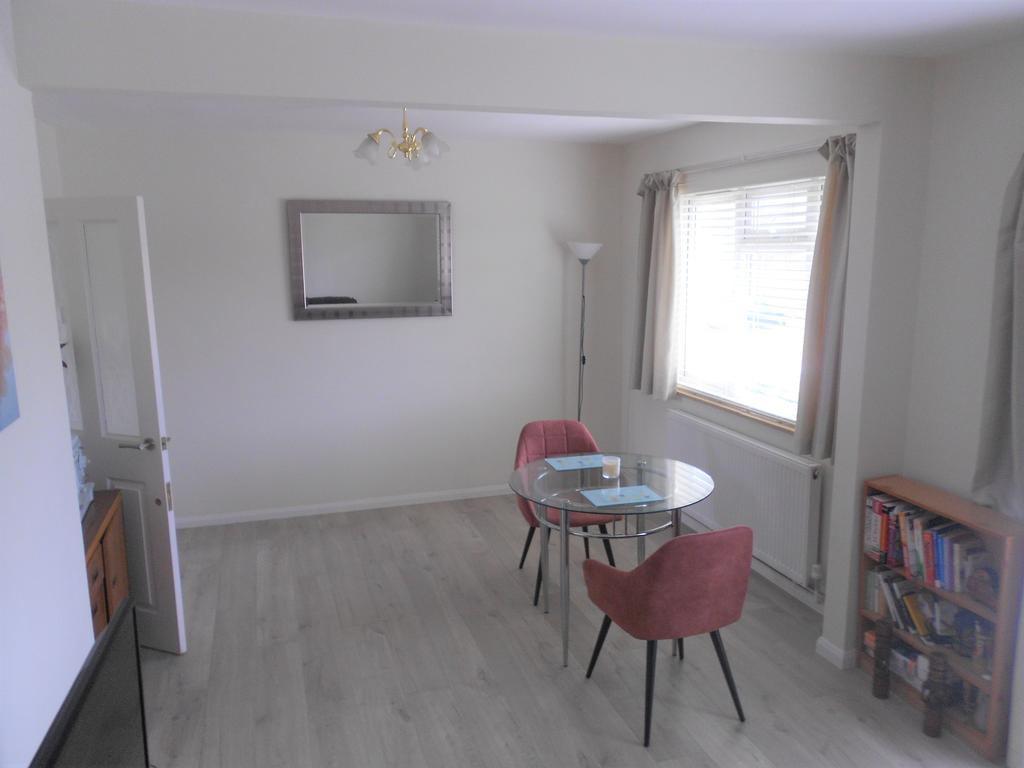 Pine Road, London, N11 2 bed flat - £325,000