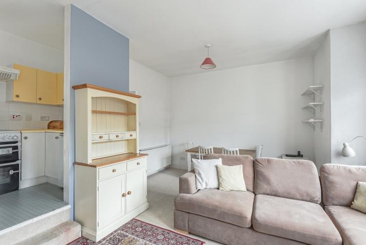 Ritherdon Road Balham SW17 2 bed apartment - £1,475 pcm (£340 pw)