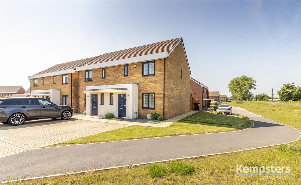 Turnstone Close, East Tilbury 3 bed semi-detached house - £330,000