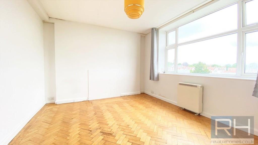 Colney Hatch Lane, Muswell Hill... 2 bed apartment - £1,250 pcm (£288 pw)
