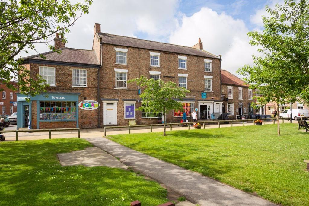 EASINGWOLD - MARKET PLACE 2 bed flat - £600 pcm (£138 pw)
