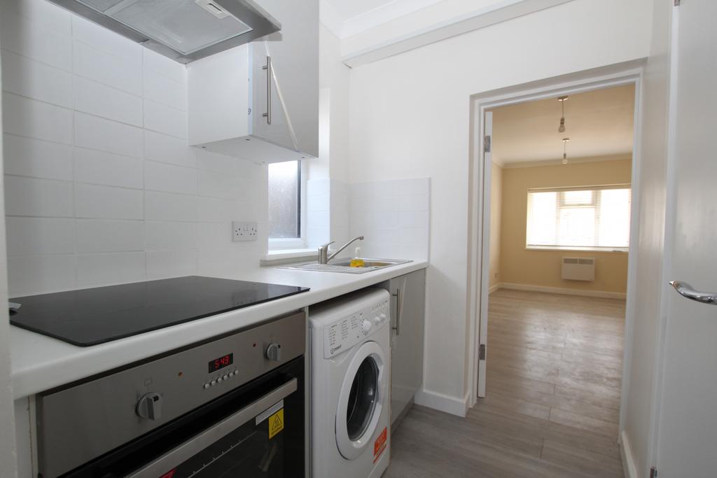 ENFIELD, EN3 1 bed flat - £1,100 pcm (£254 pw)