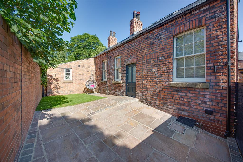 Broomspring Lane, Sheffield, S10 2FD 2 bed detached house - £300,000