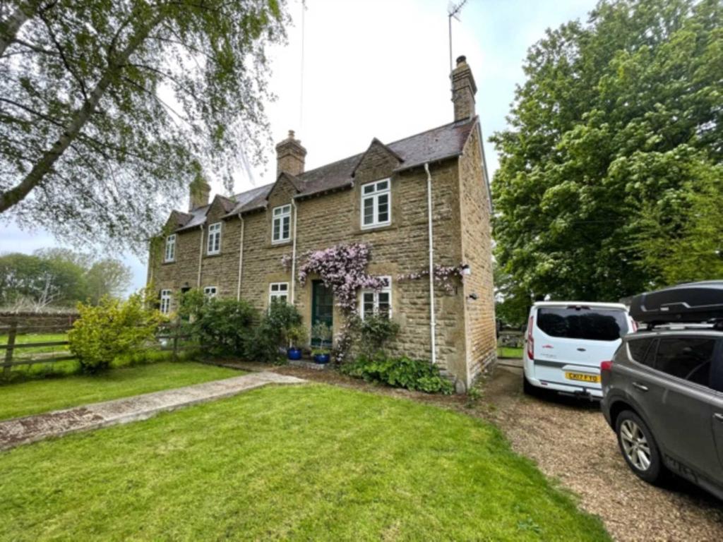 Lidstone Road, Enstone 2 bed cottage - £1,200 pcm (£277 pw)
