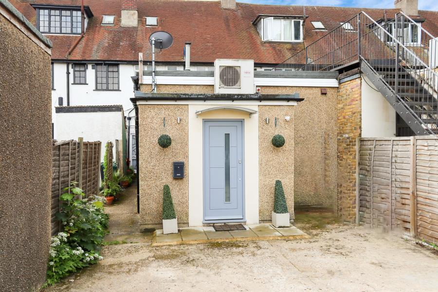Moneyhill Parade Rickmansworth Herts WD3 2 Bed Maisonette 290 000 Moneyhill Parade Rickmansworth Herts WD3 2 Bed Maisonette 290 000