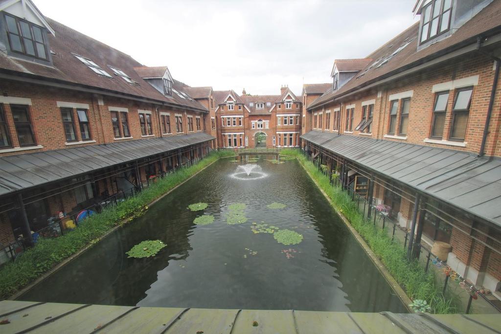 Silas Court, Lockhart Road, Watford... 2 bed apartment - £1,400 pcm (£ ...