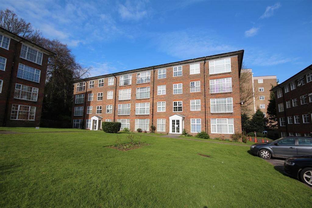 Regency Court, Withdean Rise, Brighton 2 bed flat - £1,295 pcm (£299 pw)
